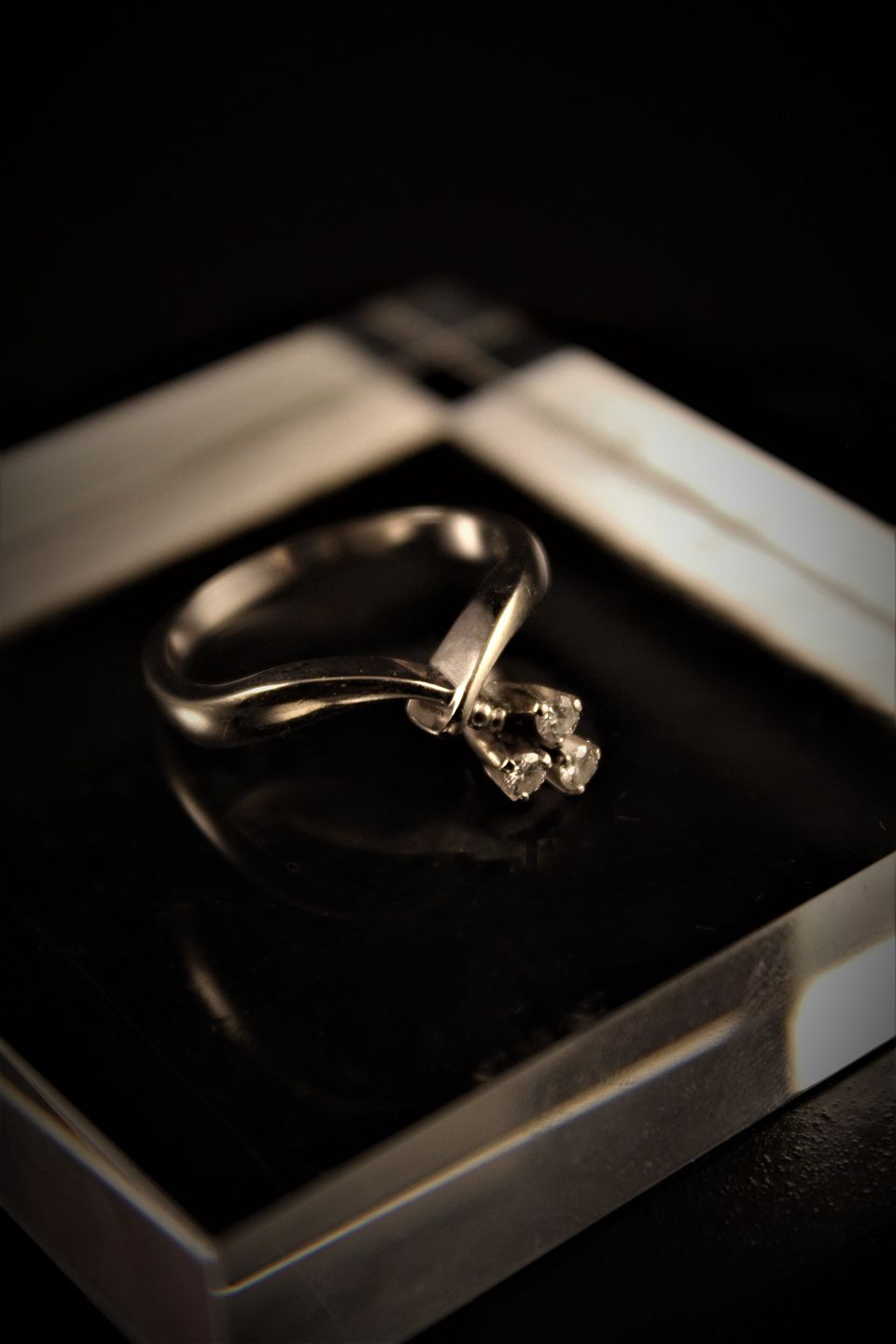 K&Co - 18 karat hvidgulds ring med 3 diamanter , lavet af guldsmed ...